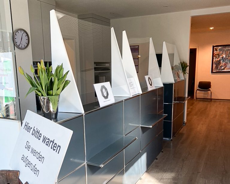 Corona-Krise: HALBE-Rahmen produziert Spuckschutz | ProfiFoto