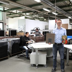 @HALBE – David Halbe mit den ersten Magnetrahmen kompr | ProfiFotoProfiFoto